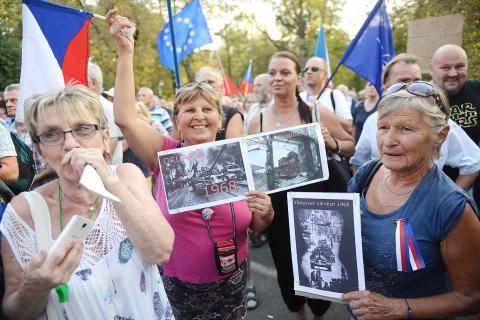 Protesters mark Prague Spring crush - Taipei Times