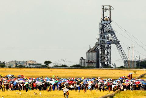 Mines keep digging even as platinum hits decade low - Taipei Times