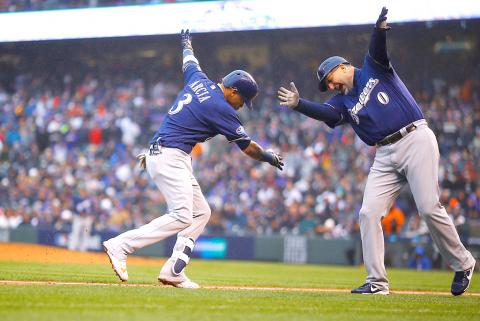 Brewers sweep the Rockies to advance - Taipei Times