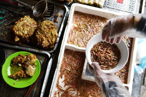 Hanoi’s rag worm fritters continue to delight diners - Taipei Times