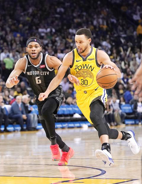 Stephen Curry returns to lead Warriors past Pistons - Taipei Times