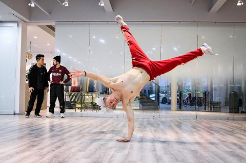 Chinese break dancers spinning toward Olympics - Taipei Times