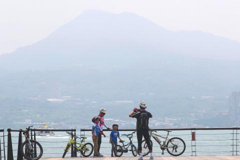 Clouds, northern monsoon to bring colder weather - Taipei Times