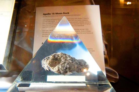 Apollo moon rocks shed new light on Earth’s volcanoes 登月五十週年 阿波羅任務岩石解密 ...