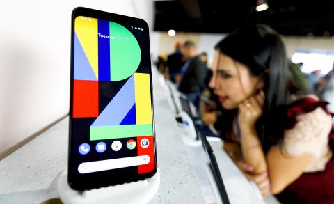 Google in smartphone push with updated Pixel - Taipei Times