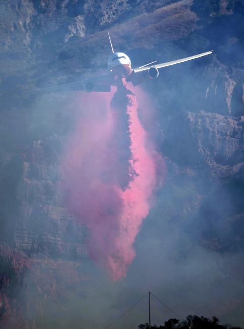 New California fire grows as crews fight other blazes - Taipei Times