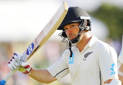 Watling anchors first innings, hands NZ lead - Taipei Times