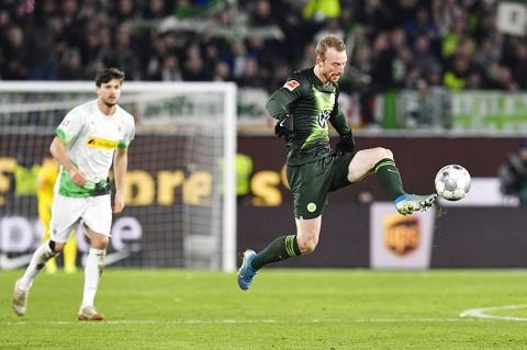 Max Arnold strikes late to deny punchbag ’Gladbach - Taipei Times