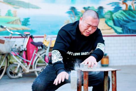 Chinese villager becomes beer-guzzling Twitter star - Taipei Times