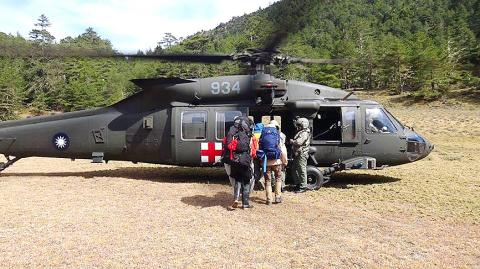 Black Hawk chopper rescues man - Taipei Times