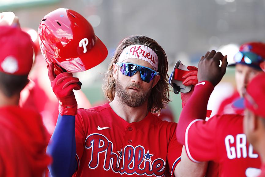 Uniform maker switches to producing medical masks - Taipei Times