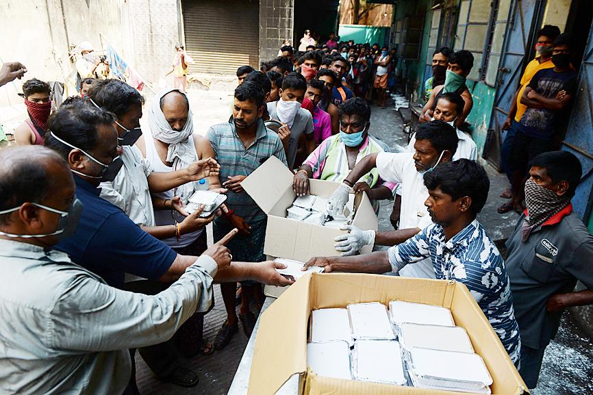 Tens of thousands of migrant workers walking home in India call in for ...