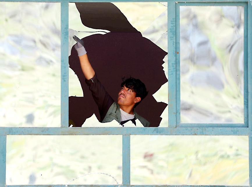 Suicide bomber kills three people in Kabul explosion - Taipei Times