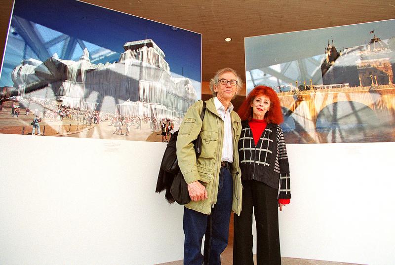 Christo, artist who wrapped the Reichstag, dies aged 84 他把建築和橋包裹起來：著名 ...