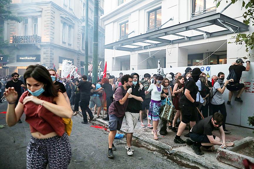 Violence erupts at rally in Greece against protest law - Taipei Times