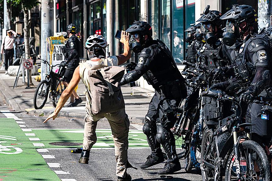 Protesters clash with Seattle police in outcry over feds - Taipei Times