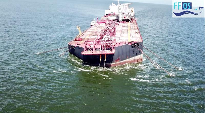 Venezuelan ship poses oil threat - Taipei Times