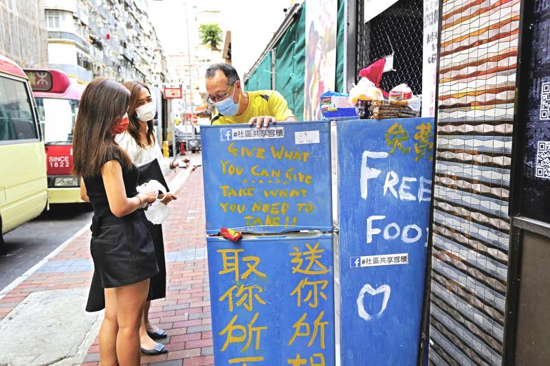 Hong Kong street fridge keeps on giving - Taipei Times