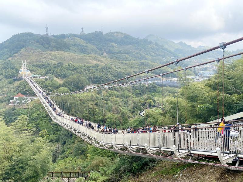 Crowded crossing - Taipei Times