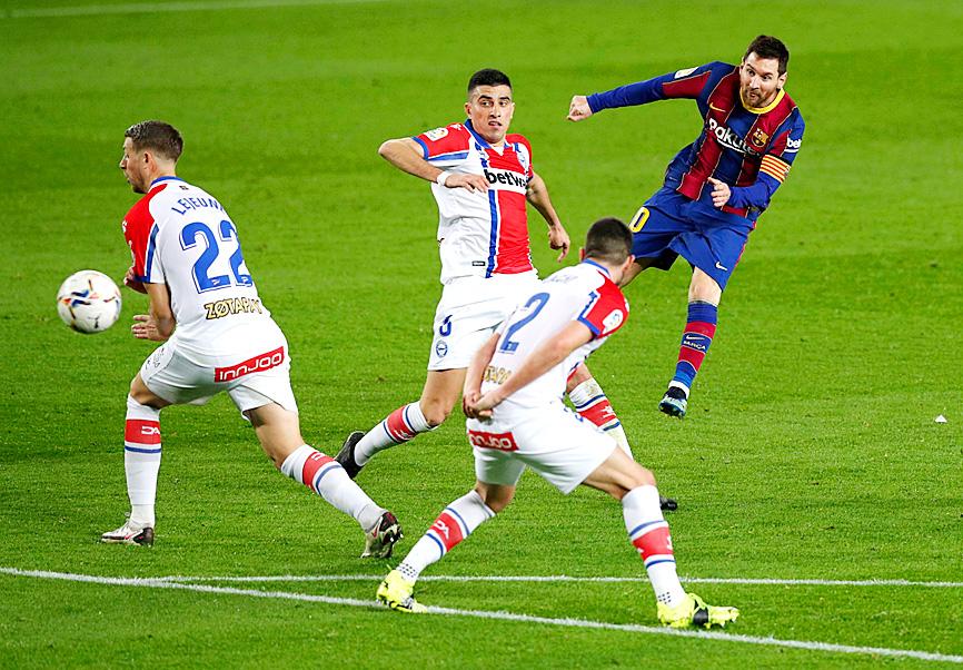 Messi fires Barca to 5-1 win before PSG showdown - Taipei Times