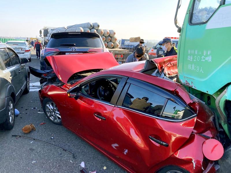 Two dead, eight injured in multiple-vehicle pileup - Taipei Times