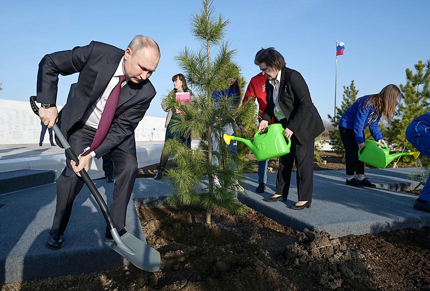 Putin touts space power as Gagarin hailed - Taipei Times