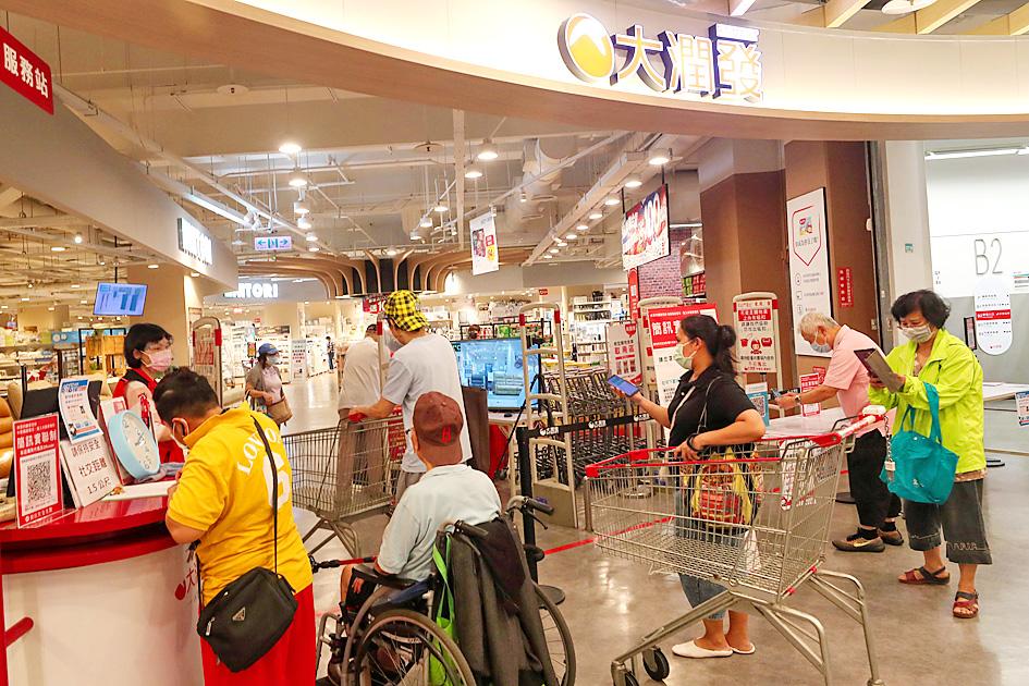 Tighter rules for stores to prevent overcrowding - Taipei Times