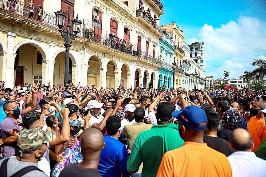 Thousands of Cubans stage anti-government protests - Taipei Times
