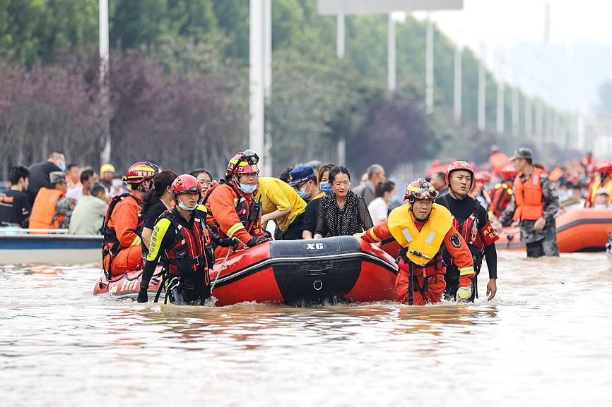Diggers rescue Chinese amid flooding - Taipei Times