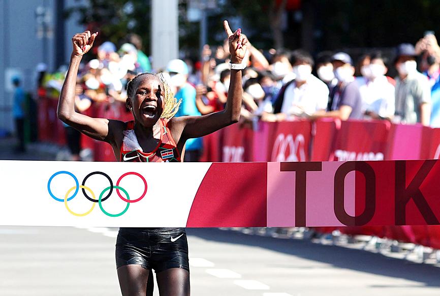 Tokyo 2020: People defy organizers to cheer marathon runners - Taipei Times