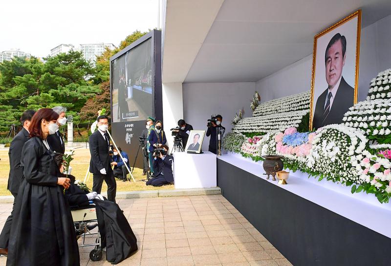 South Koreans send off controversial former president Roh in small ...