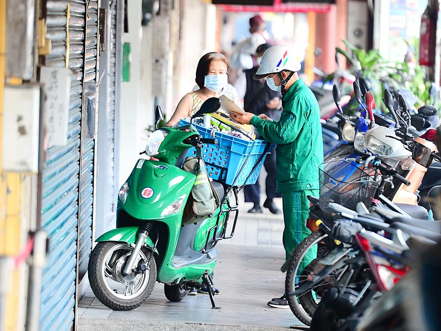 Postal workers eyeing 4% pay increase - Taipei Times