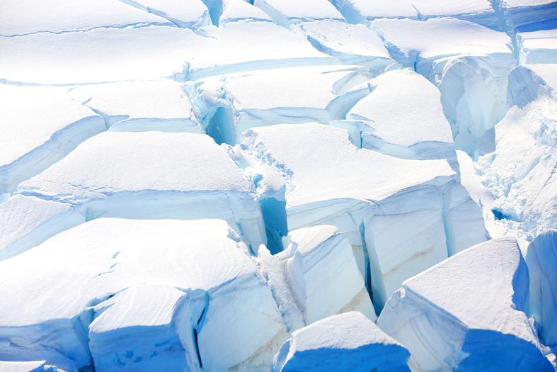 Scientists fearful as cracks form on ‘doomsday’ glacier - Taipei Times