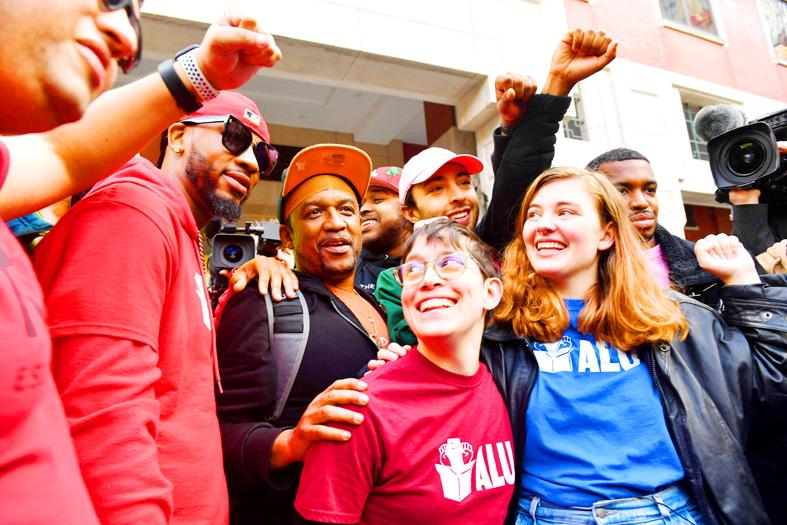 New York workers vote to unionize in US first for Amazon - Taipei Times