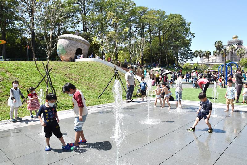Fun in the sun - Taipei Times