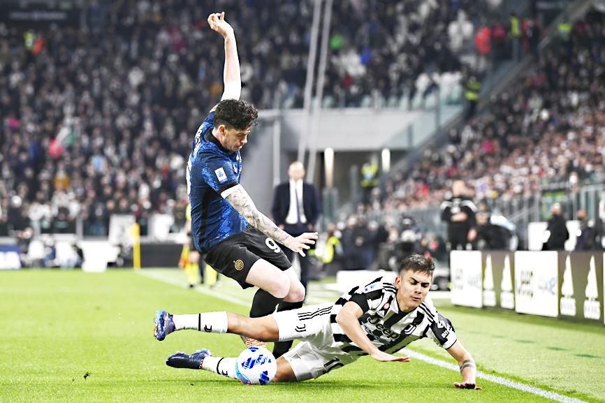 Inter down Juve in Turin - Taipei Times