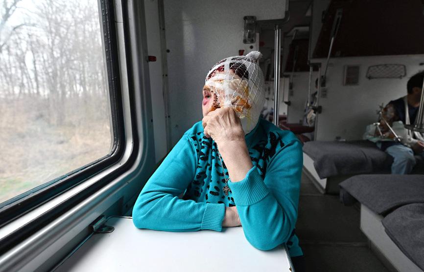 MSF hospital train speeds patients to safety in Lviv - Taipei Times