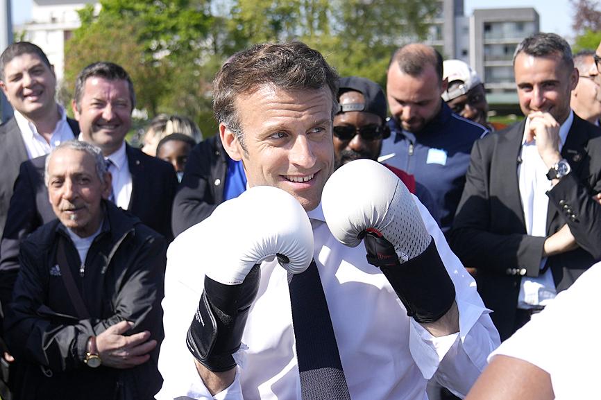 Macron in pole position as Le Pen plays catch-up - Taipei Times