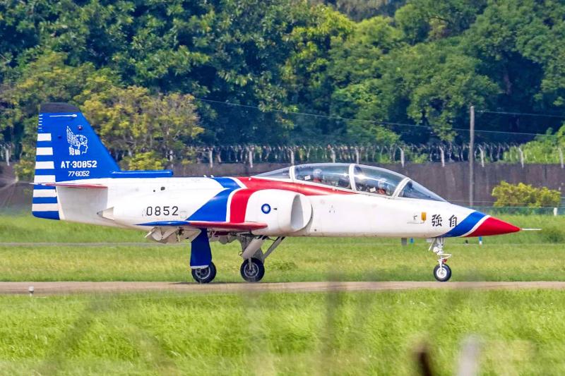 Trainer jets grounded after crash - Taipei Times