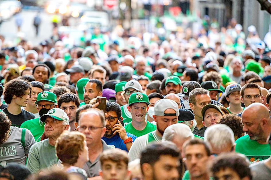 Celtics beat Warriors, take 2-1 lead - Taipei Times