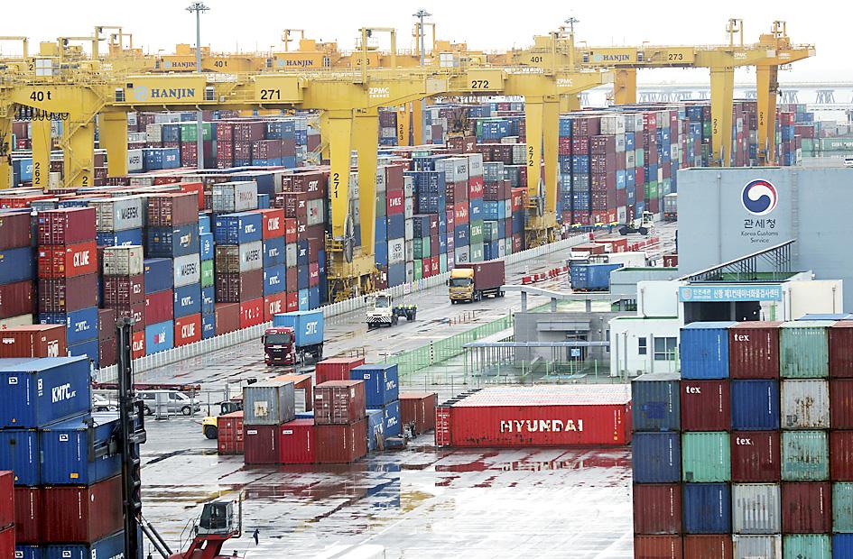 South Korean truckers return to work - Taipei Times