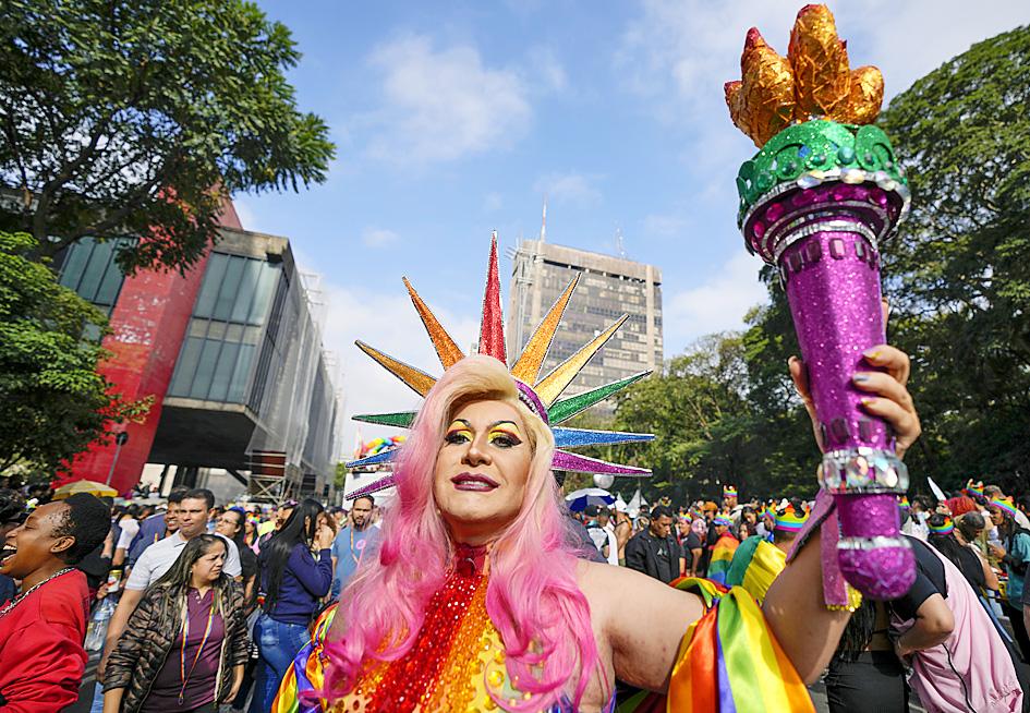 Sao Paulo’s gay rally urges public to ‘vote with pride’ - Taipei Times