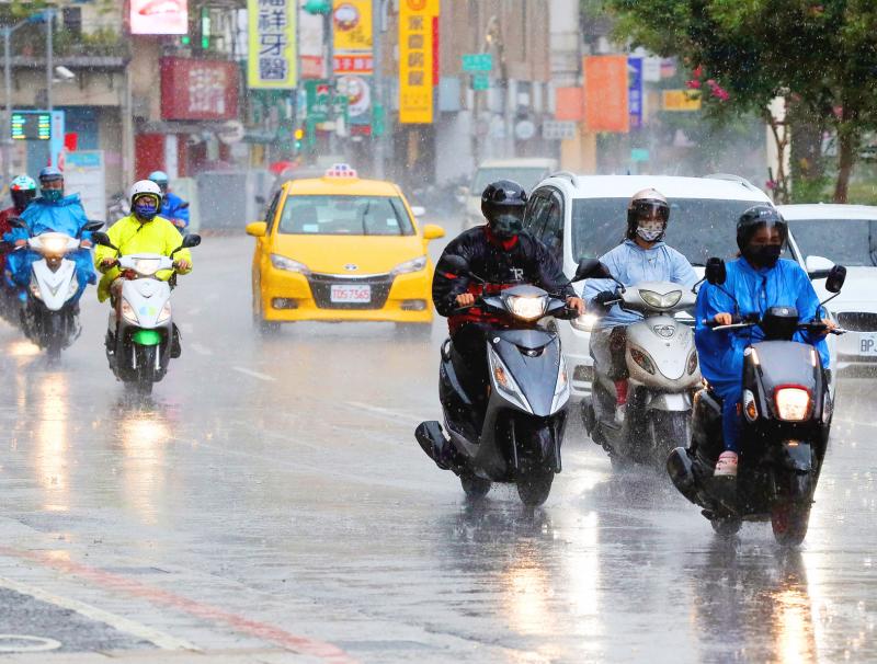 Wet commute - Taipei Times