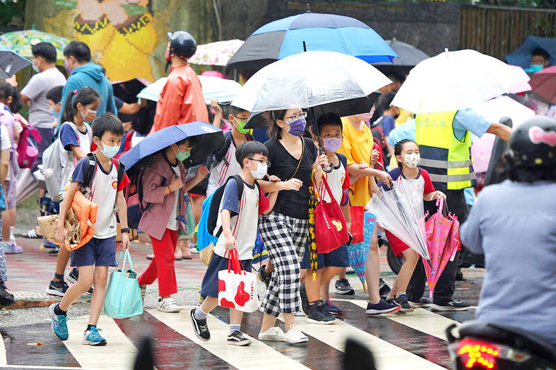 Updated class suspension rules come into force - Taipei Times