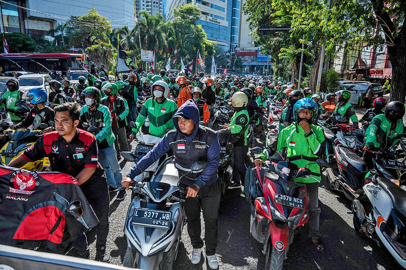 Fuel hike hits Indonesian gig drivers - Taipei Times