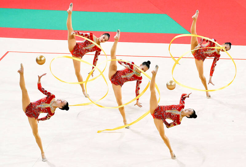 Ribbons and balls - Taipei Times