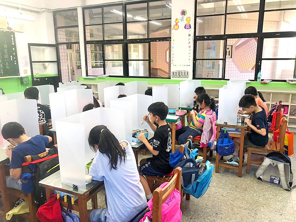 Federation urges the return of classroom dividers - Taipei Times