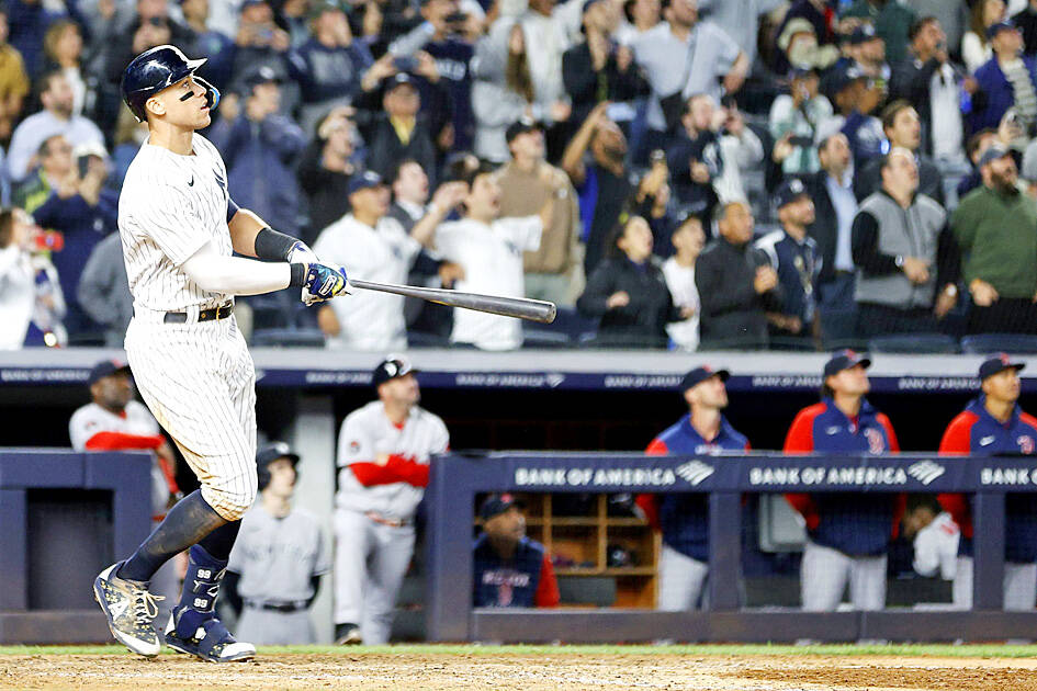 Yankees triumph to clinch playoff berth - Taipei Times