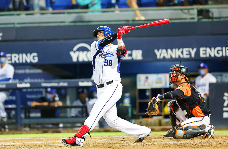 Kao hits walk-off grand slam in comeback victory - Taipei Times