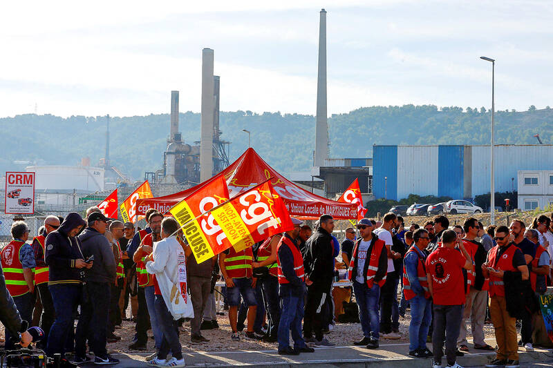 France threatens to break blockades at oil refineries - Taipei Times
